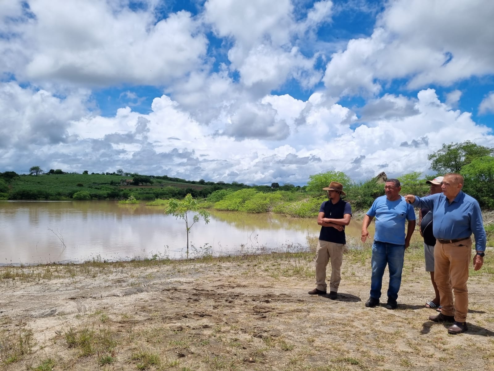 Barragens construídas pela Prefeitura transbordam e euforia toma conta ...